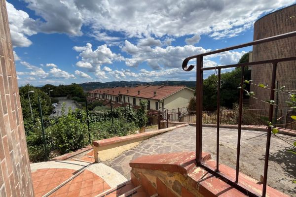 Cielo terra su tre piani con garage e giardino, Montefollonico - Siena